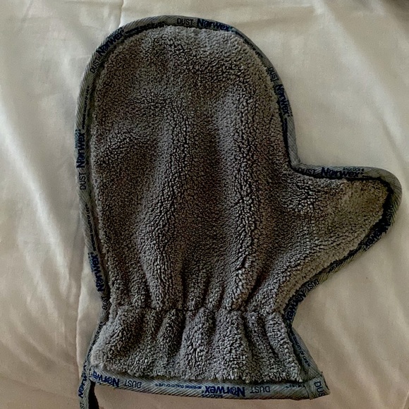 Norwex | Other | Dusting Mitt By Norwex Wbaclock Bnwt Static Charge ...